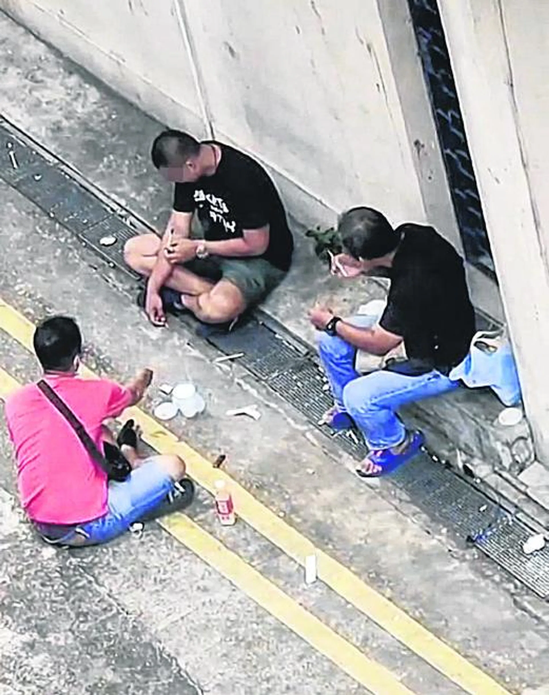 Suspected drug abusers shoot up in 'broad daylight' | The New Paper