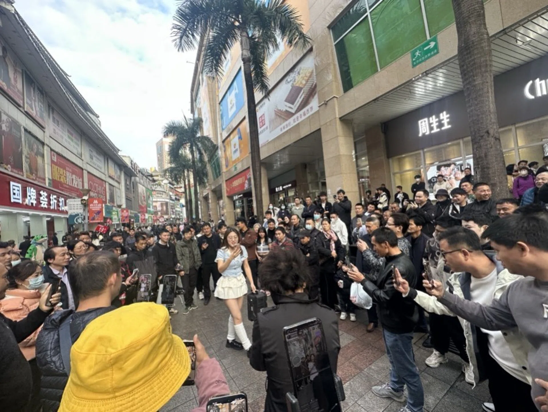 [Video] Livestreamers take to Shenzhen's pedestrian street to make it big