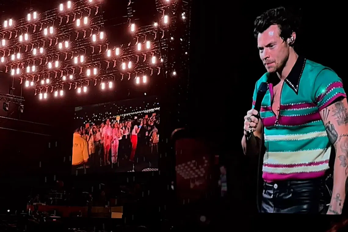 Harry Styles Helps Fan Propose During His Concert In Singapore | The ...