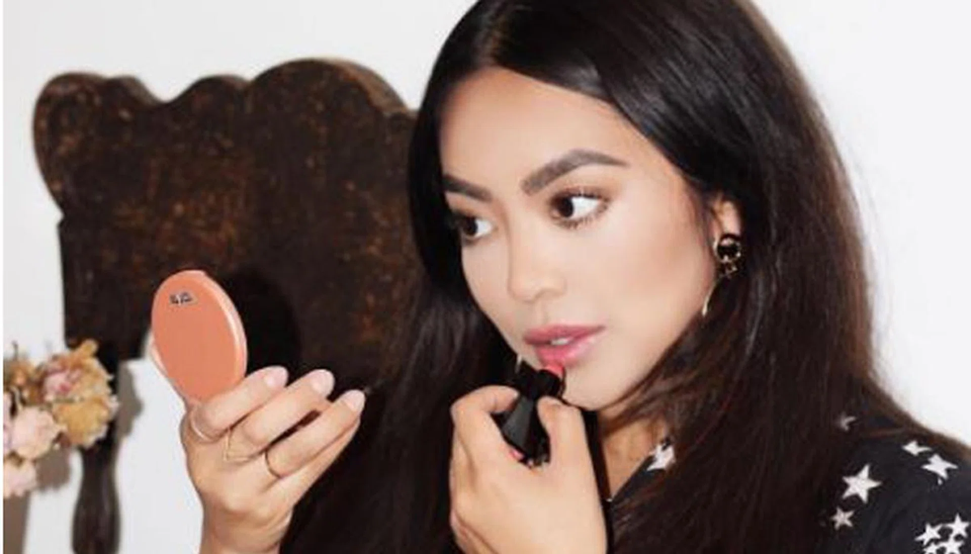 So This Is How Beauty Bloggers Take The Best Selfies - The Singapore ...