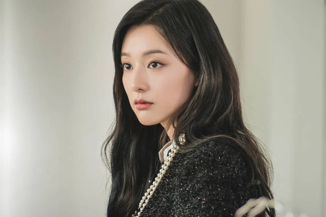 The Exact Handbags Kim Ji-Won Carried In 'Queen Of Tears' | The ...