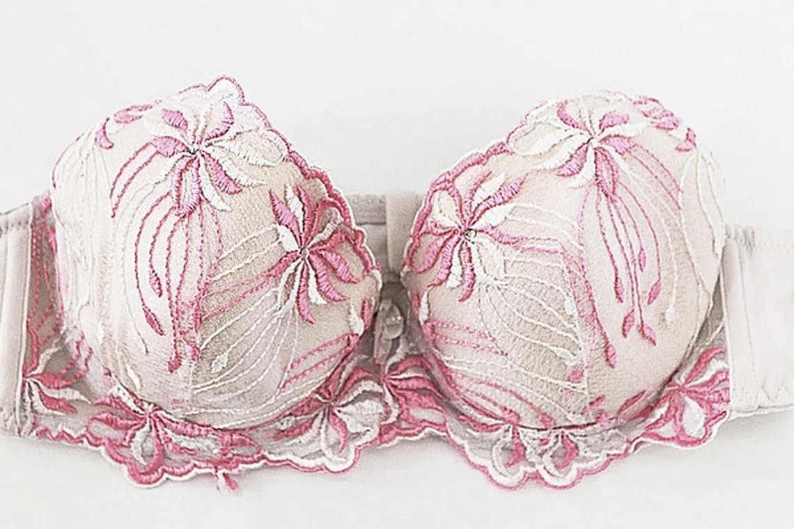 10 Signs You're Wearing The Wrong Bra (And What To Do About It!) - The ...