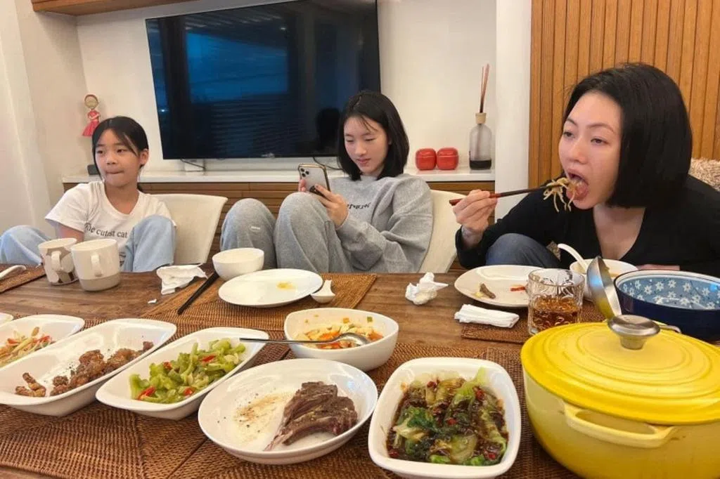 小S晒居家照惹议 李敖女儿痛批用餐礼仪“恶心” | 联合早报