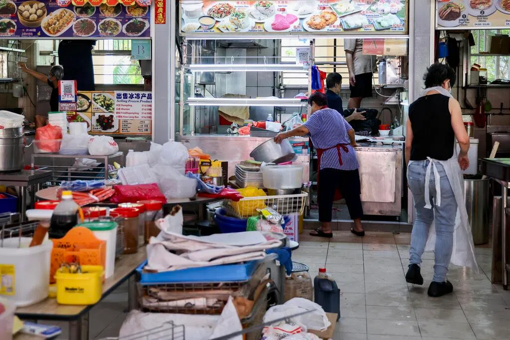 【国会】170名LTVP和LTVP+持有者 获聘小贩中心摊位助手 | 联合早报