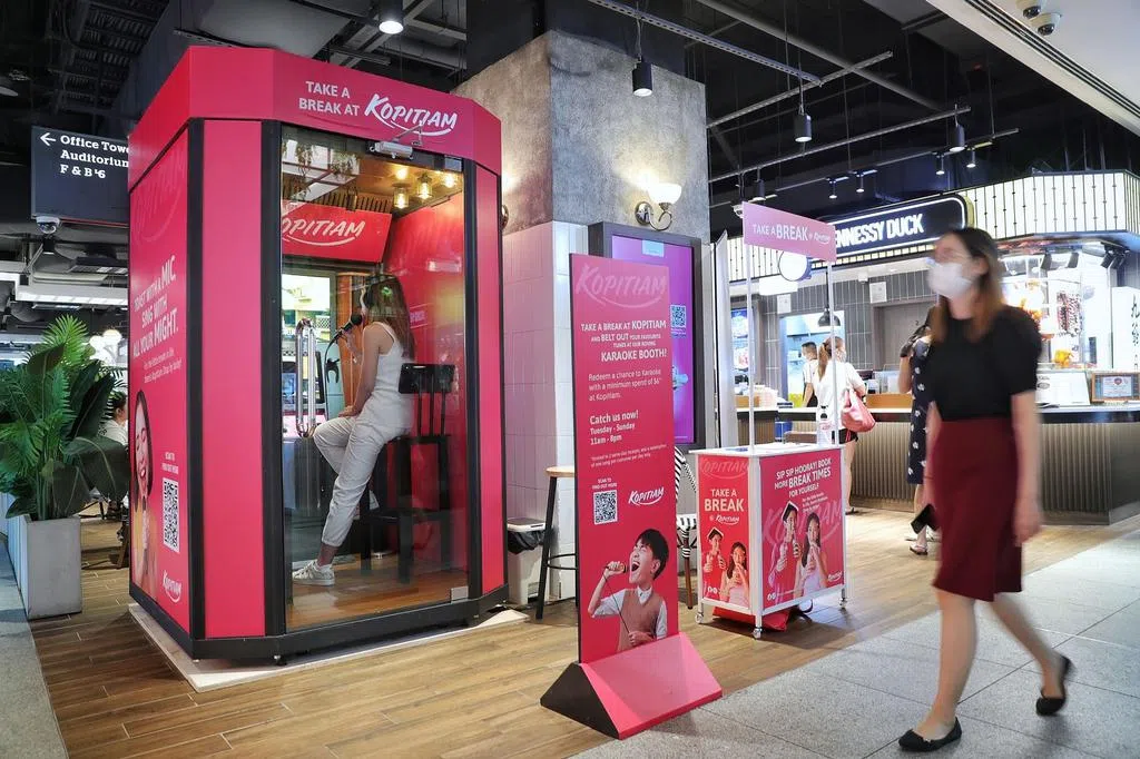 Kopitiam推出流动式卡拉OK舱 在食阁享美食 顾客可免费K歌 | 联合早报